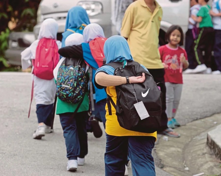 Pupils’ burden getting heavier – Dr. Andrew Mohanraj